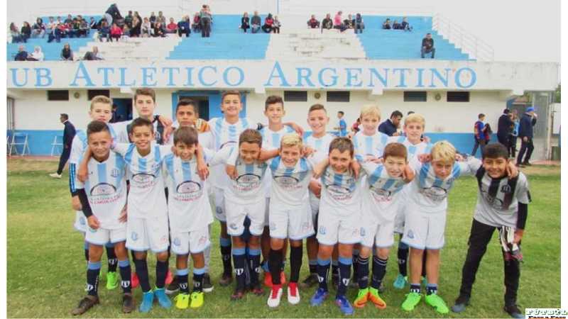 Fichaje de los futbolistas en la sede del Club Atl. Argentino de San Carlos Centro, sábado 25 de ...